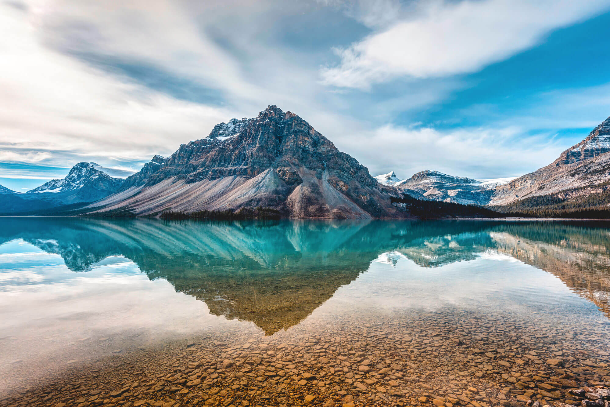 Bewundere die Spiegelung der umliegenden Berge in einem See - Wildful ...